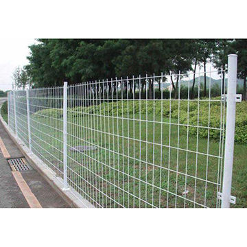 Galvanized wire mesh fence, widely used in residential construction ...