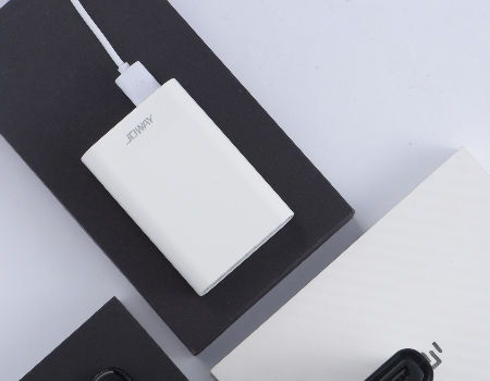 China Dual USB port output, which can charge two devices at the same ...