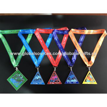ChinaCustom metal pyramid trophy award medal with crystal base on ...