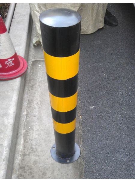 China Hot sale iron warning post with yellow reflector on Global ...