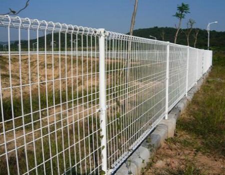 China 3D curved steel wire mesh fence panels with square post ...