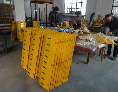 China One way speed bump trafic road security road spike barrier steel ...