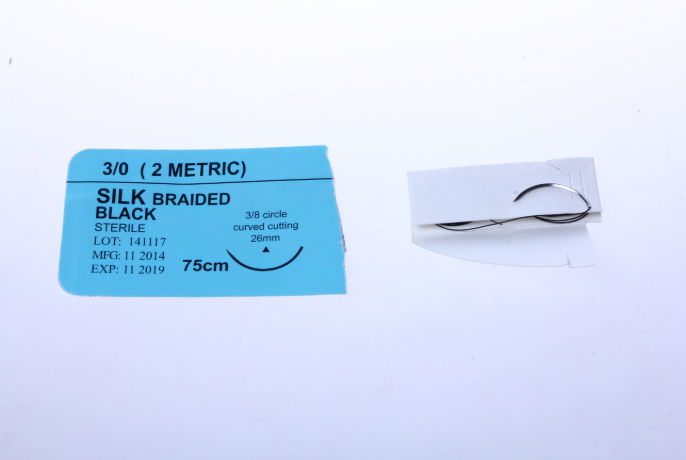 China Medical Disposable Surgical suture thread silk suture with needle ...