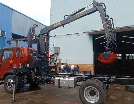 China Knuckle Boom Truck Mounted Crane with Timber Grab on Global ...