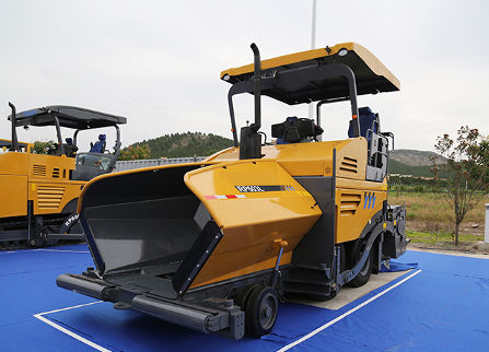 China Asphalt Concrete Paver XC-MG RP453L, 4.5 m concrete road asphalt ...