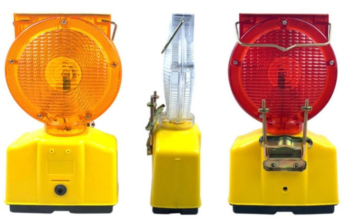 China Solar powered barricade warning light blinking flash light on ...
