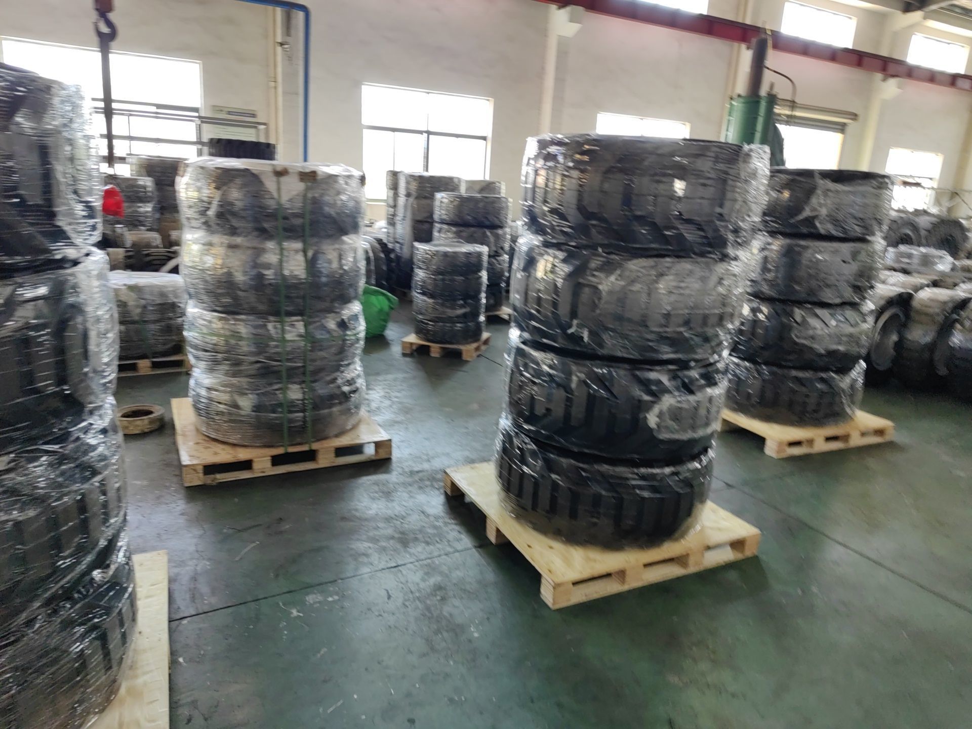 Military Bullet Proof Rubber Spongy Solid Tyre For Anti-aircraft Gun ...