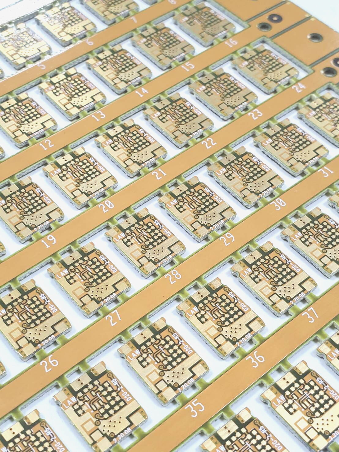 4l Pcb, Fr4, 1.0mm, 1oz Cu, Size:12.39x9.90mm, 48 Pcs/pnl/132.08 X 137 ...