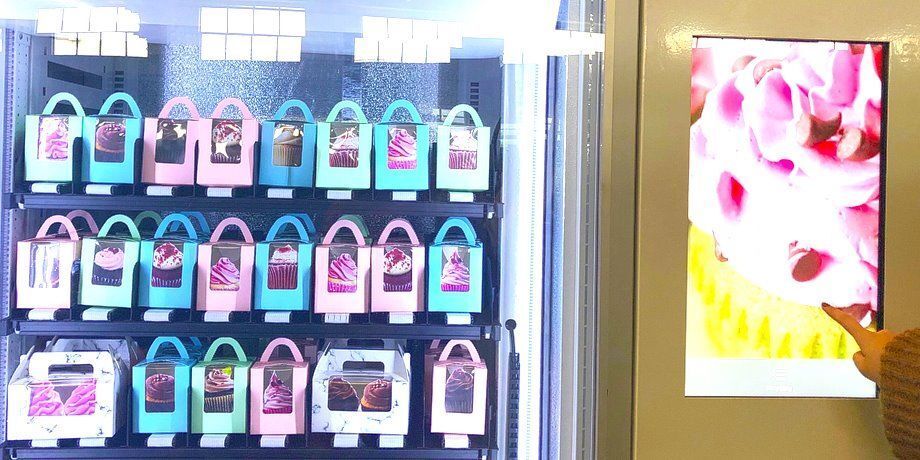 Automatic Fresh Cupcakes Desserts Vending Machine With Refrigerated ...