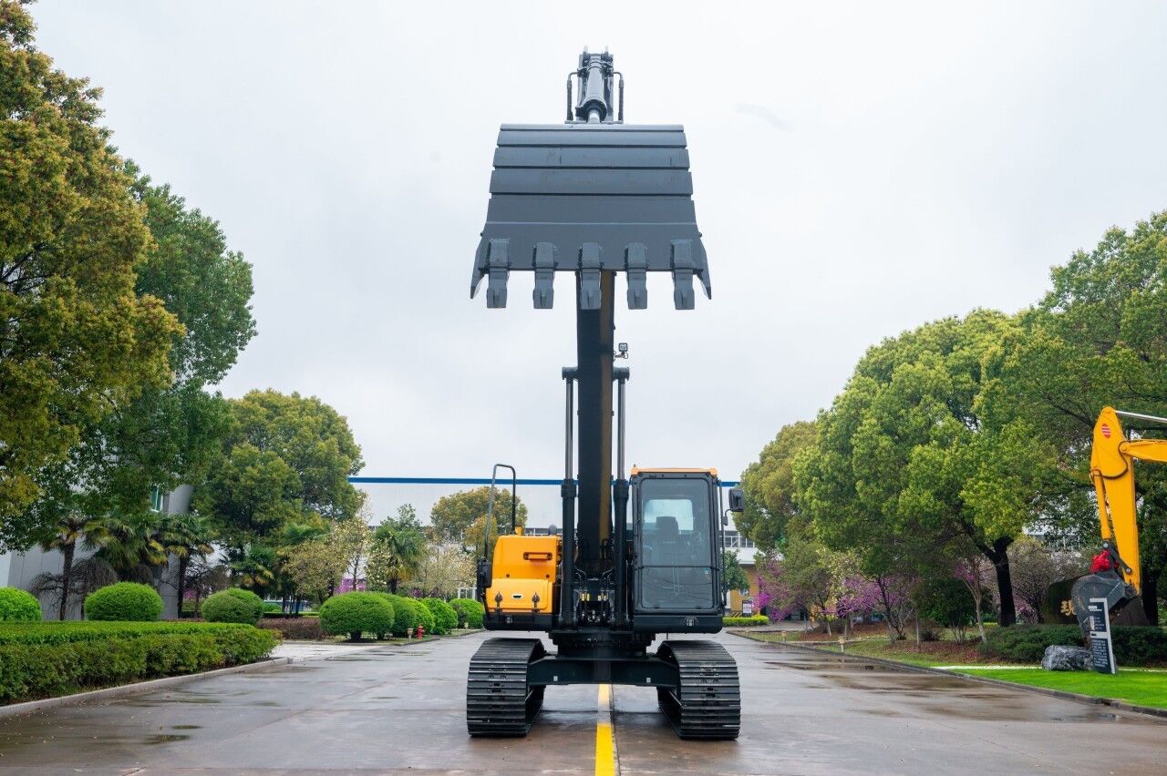 Superlative Quality 22ton Crawler Excavator Hx220hd With Factory Price ...