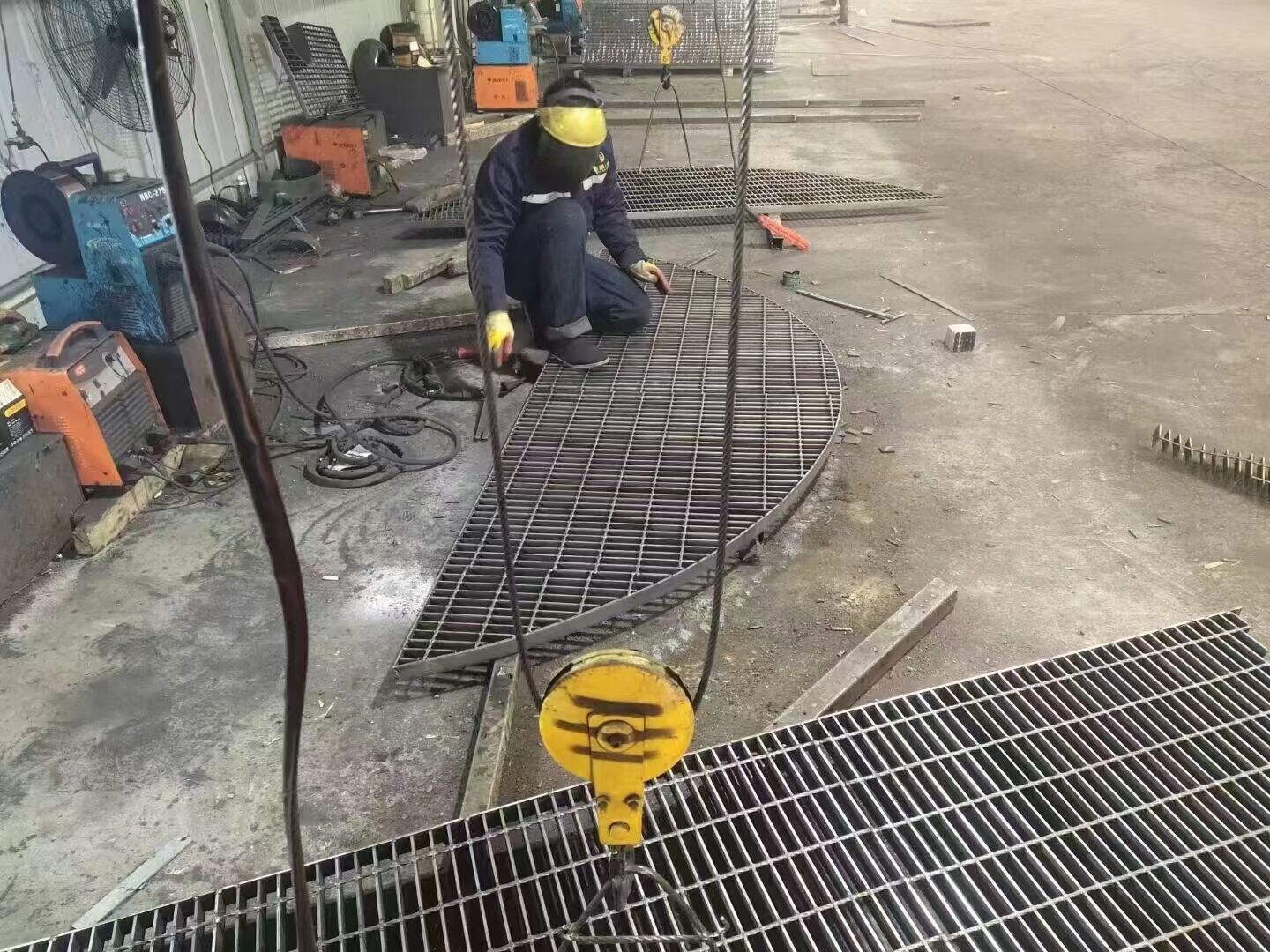 Galvanized Serrated Drainage Covers Grid Steel Grating Berat Kg M2 ...