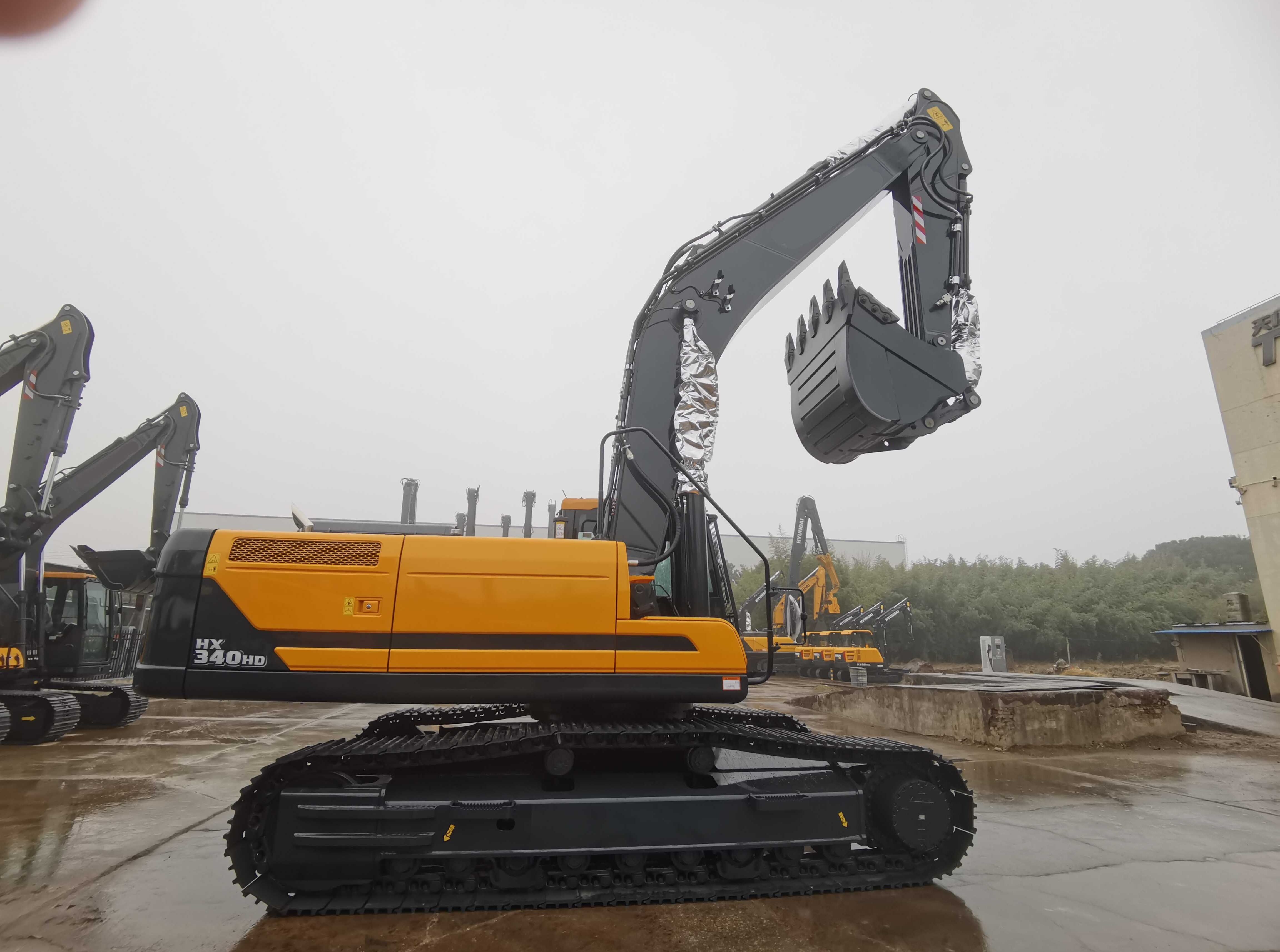 Factory Price New 34 Ton Crawler Excavator Hx340hd Hydraulic Digger ...