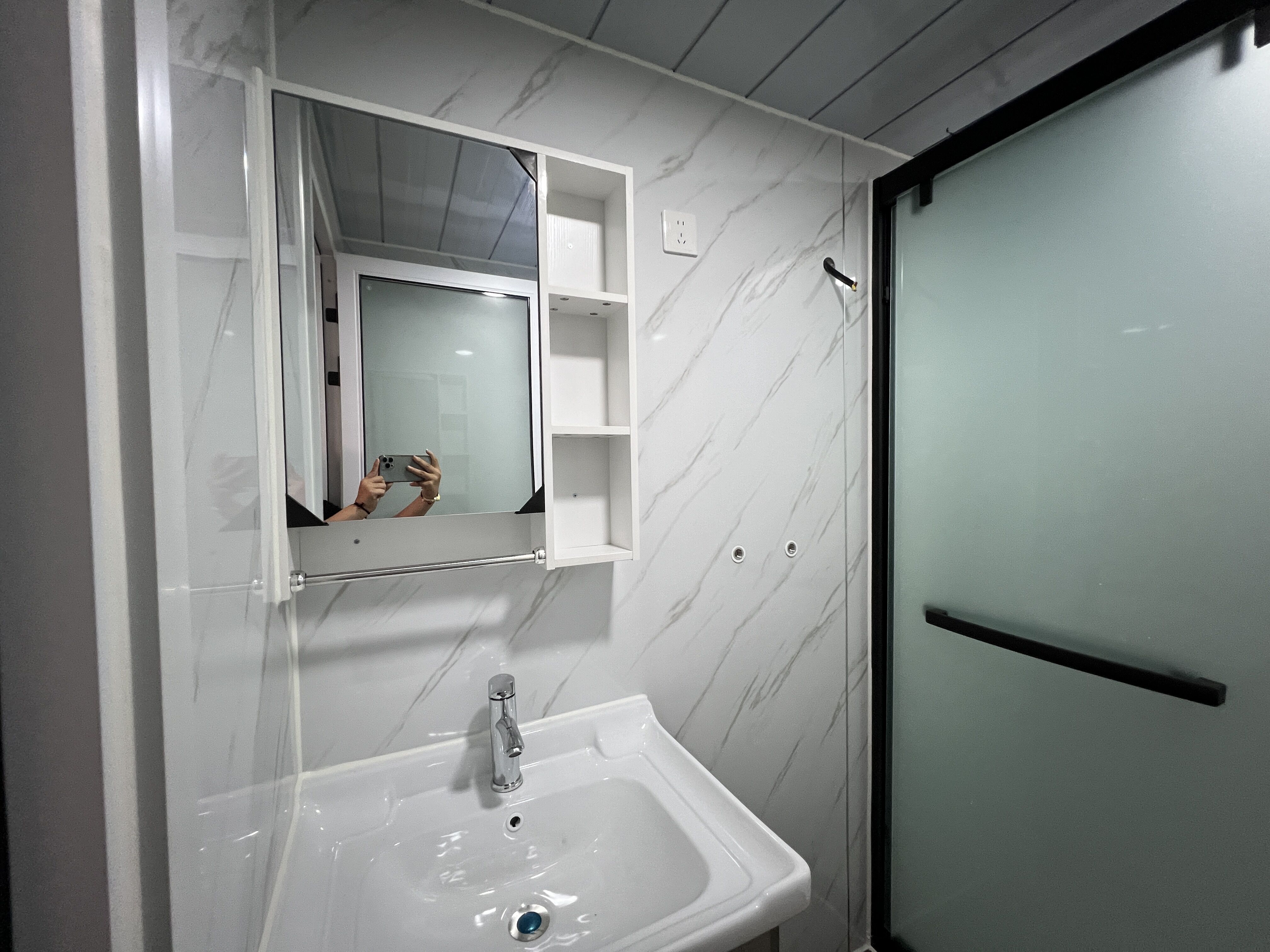 Compre Casa Móvil Plegable Con Cama Integrada, Sistema De Ducha Y Luz ...