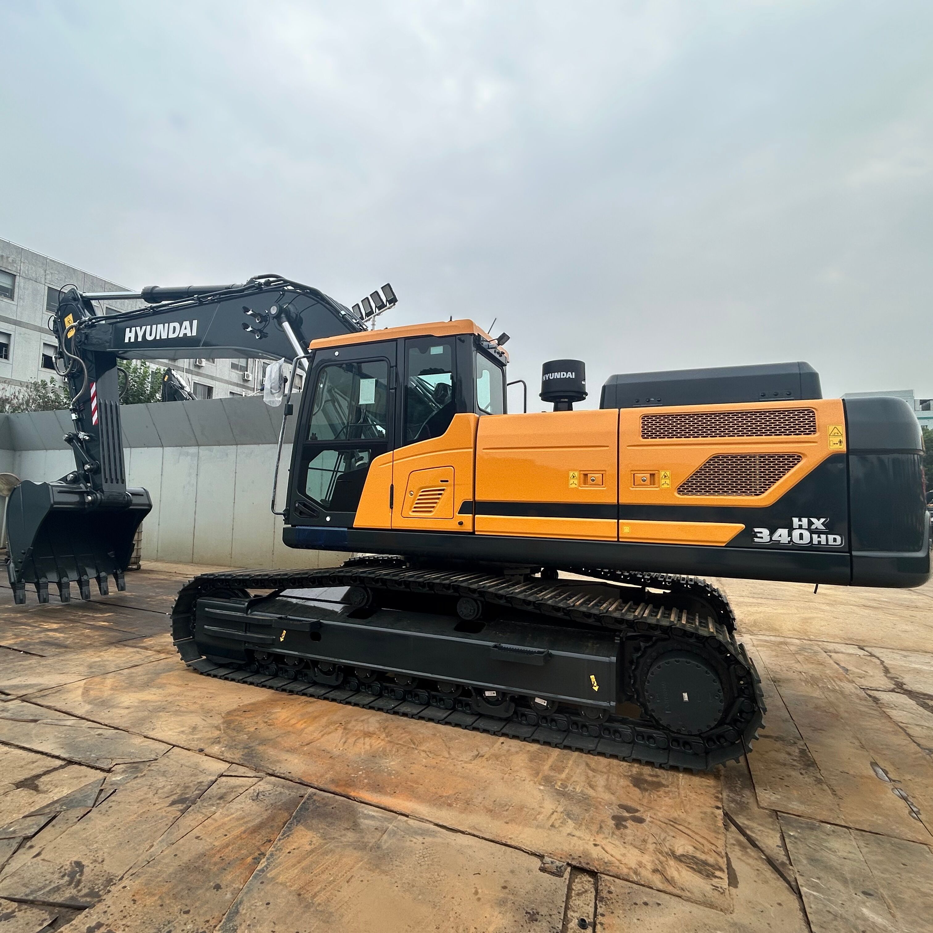 Korean Brand New Hx340hd Hydraulic Mid Crawel Excavator 33ton With 1 ...