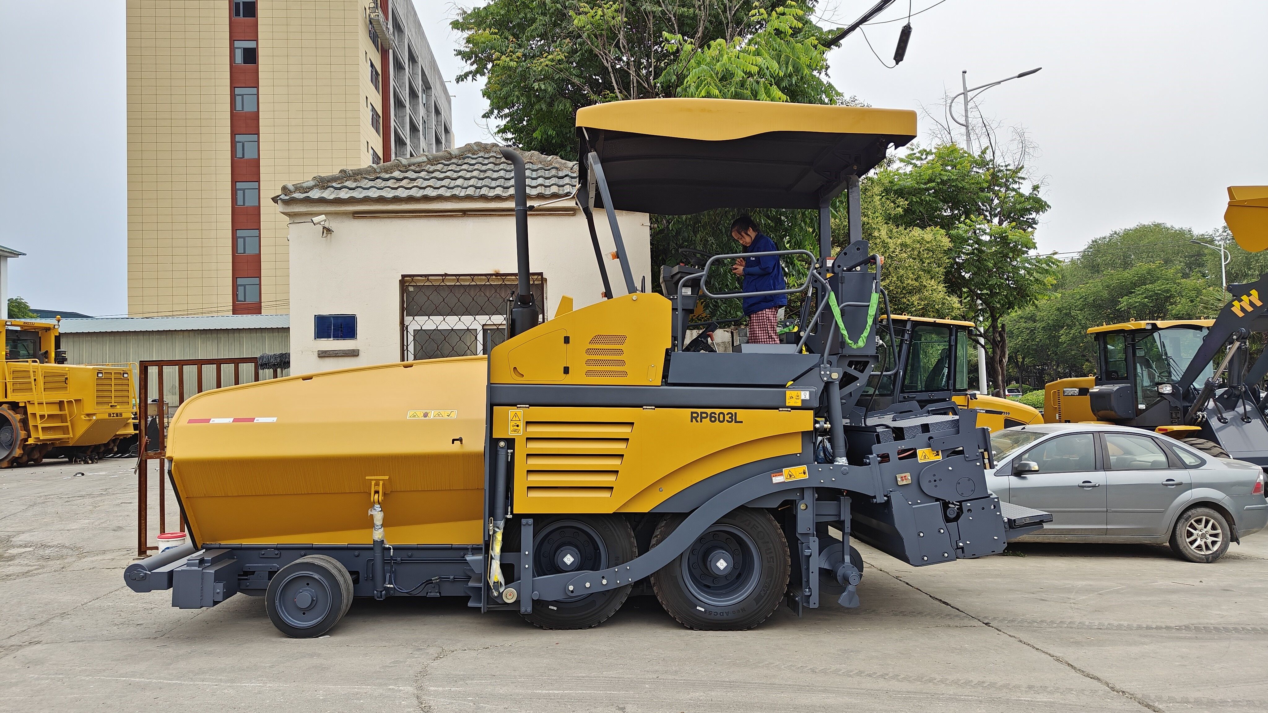 Factory Price New 6m Wheel Asphalt Concrete Paver Rp603l Road ...