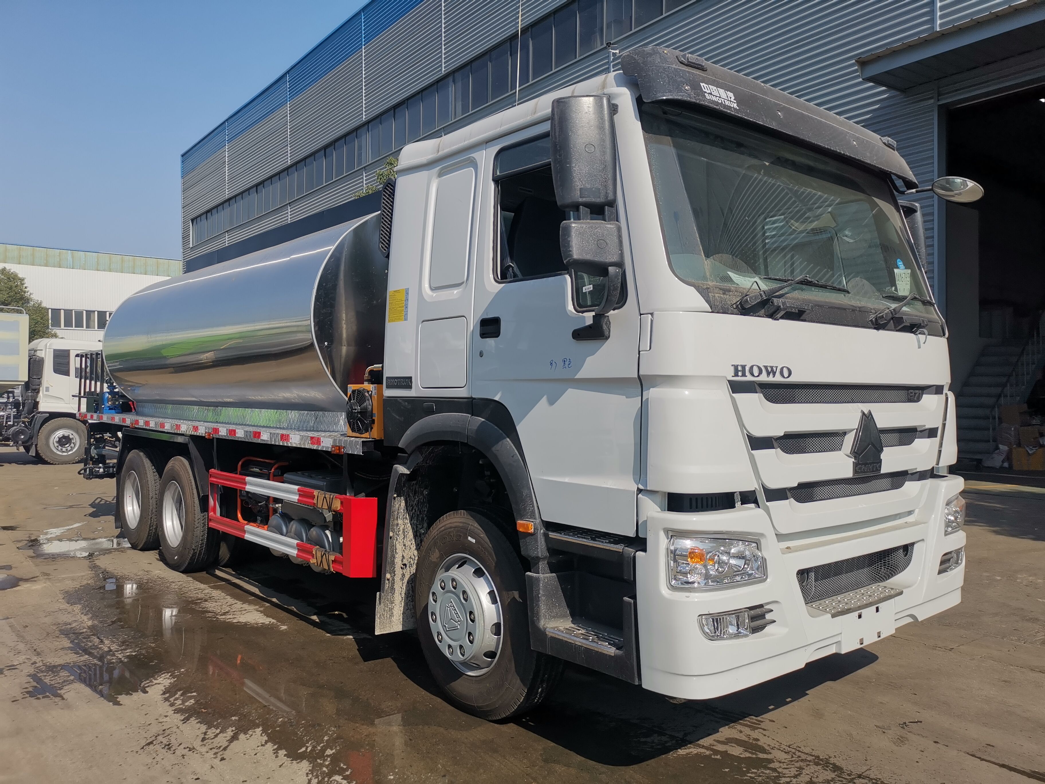 Howo 340hp 6x4 20cbm Asphalt Distributor Truck Price In Chile, Asphalt ...