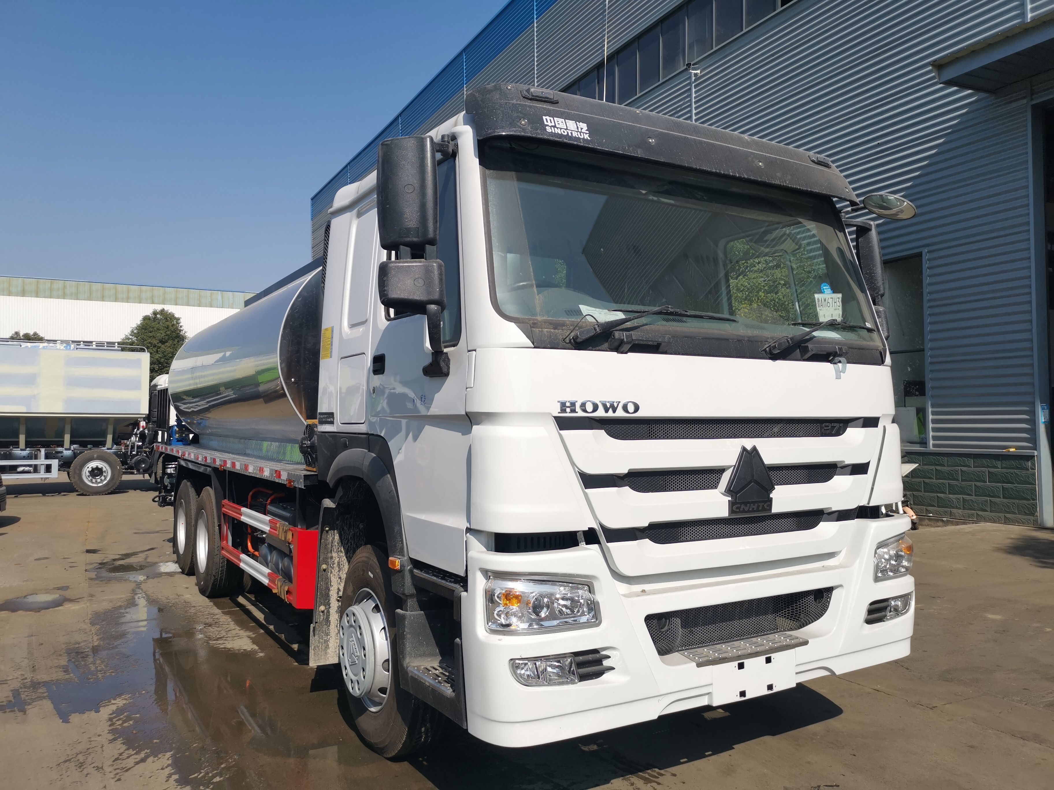 Howo 340hp 6x4 20cbm Asphalt Distributor Truck Price In Chile, Asphalt ...