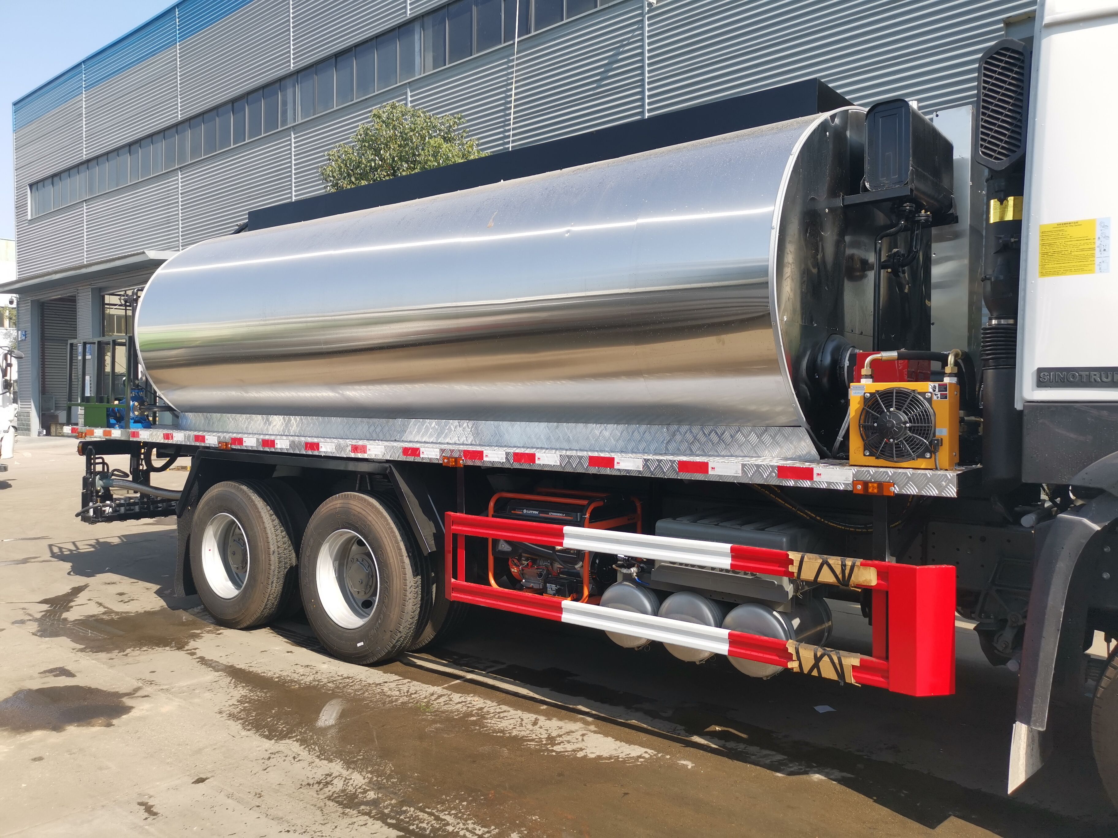 Howo 340hp 6x4 20cbm Asphalt Distributor Truck Price In Chile, Asphalt ...