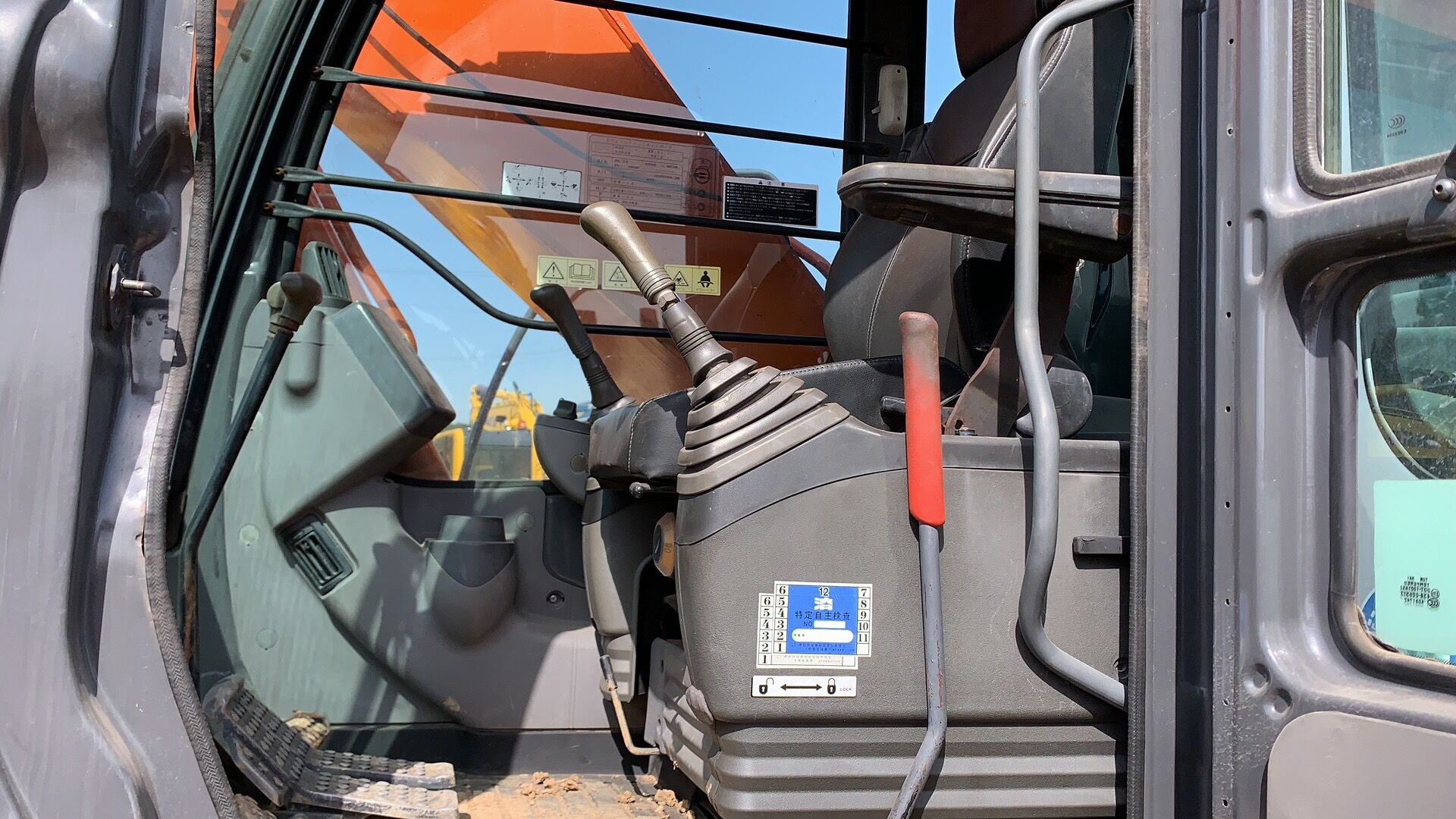 Pre-owned Hita/chi Zx240 Excavator For Sale, Perfect For Compact ...