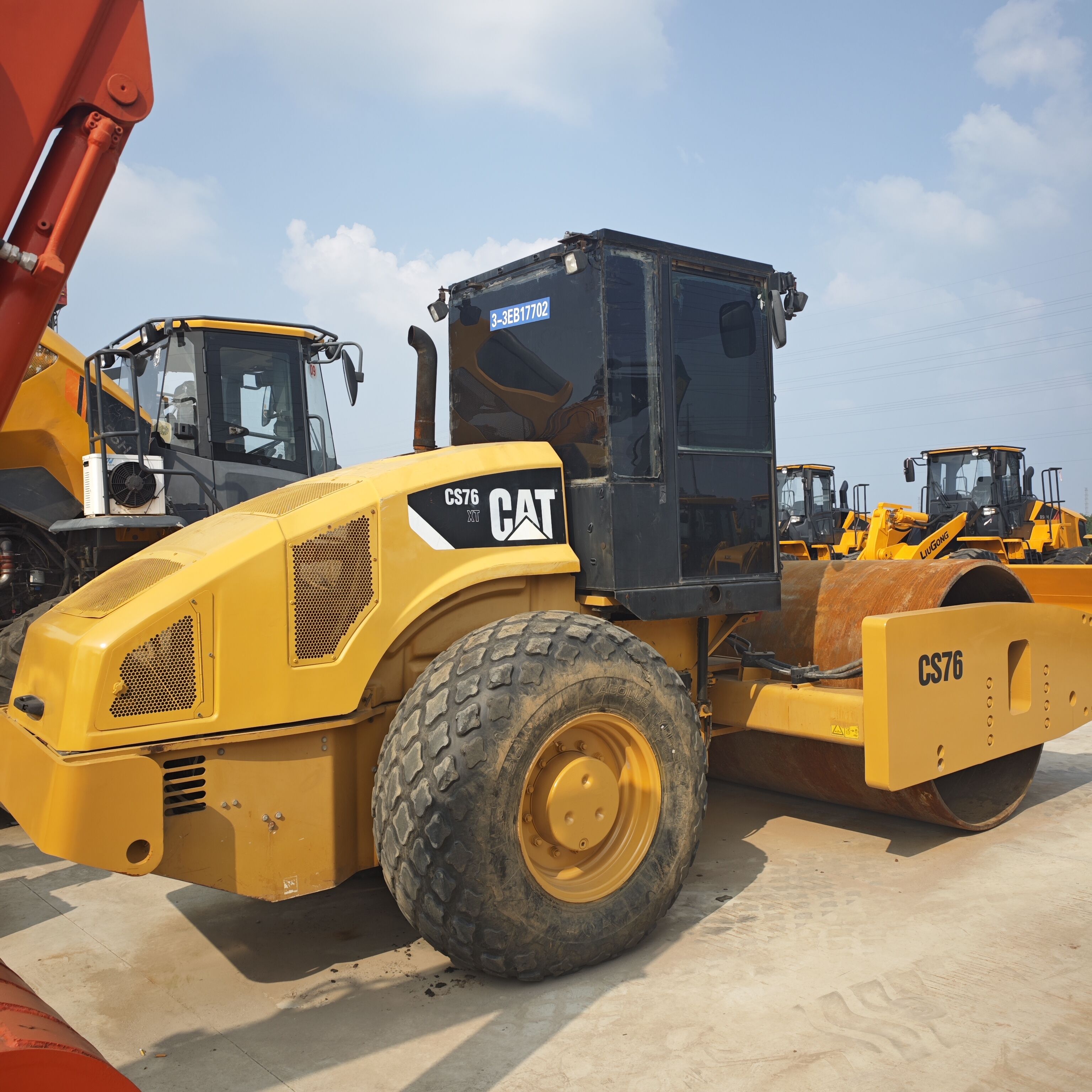 Used Road Roller Caterpillar Cs76 Vibratory Compactor Original Cat Road ...
