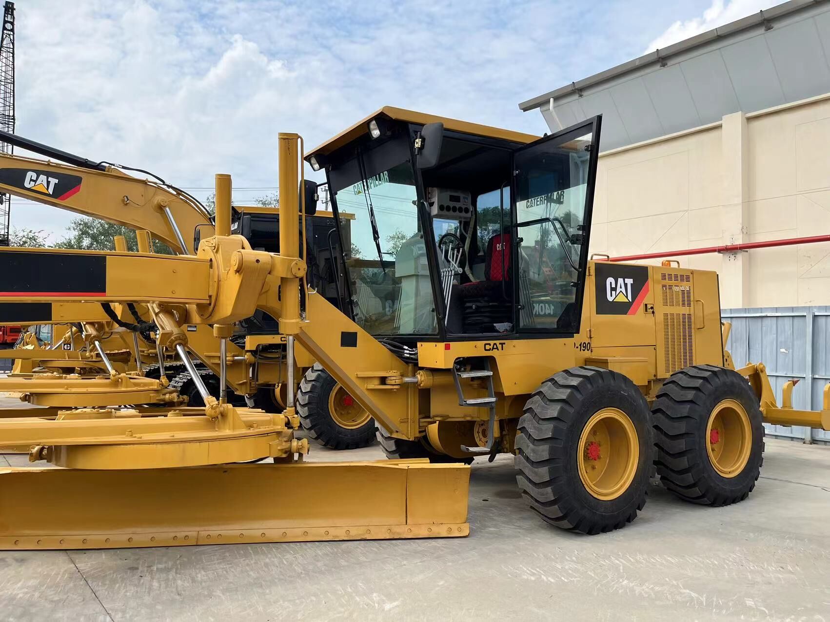 High-end Automatic Multifunctional Grader Cat140k / Second-handed ...