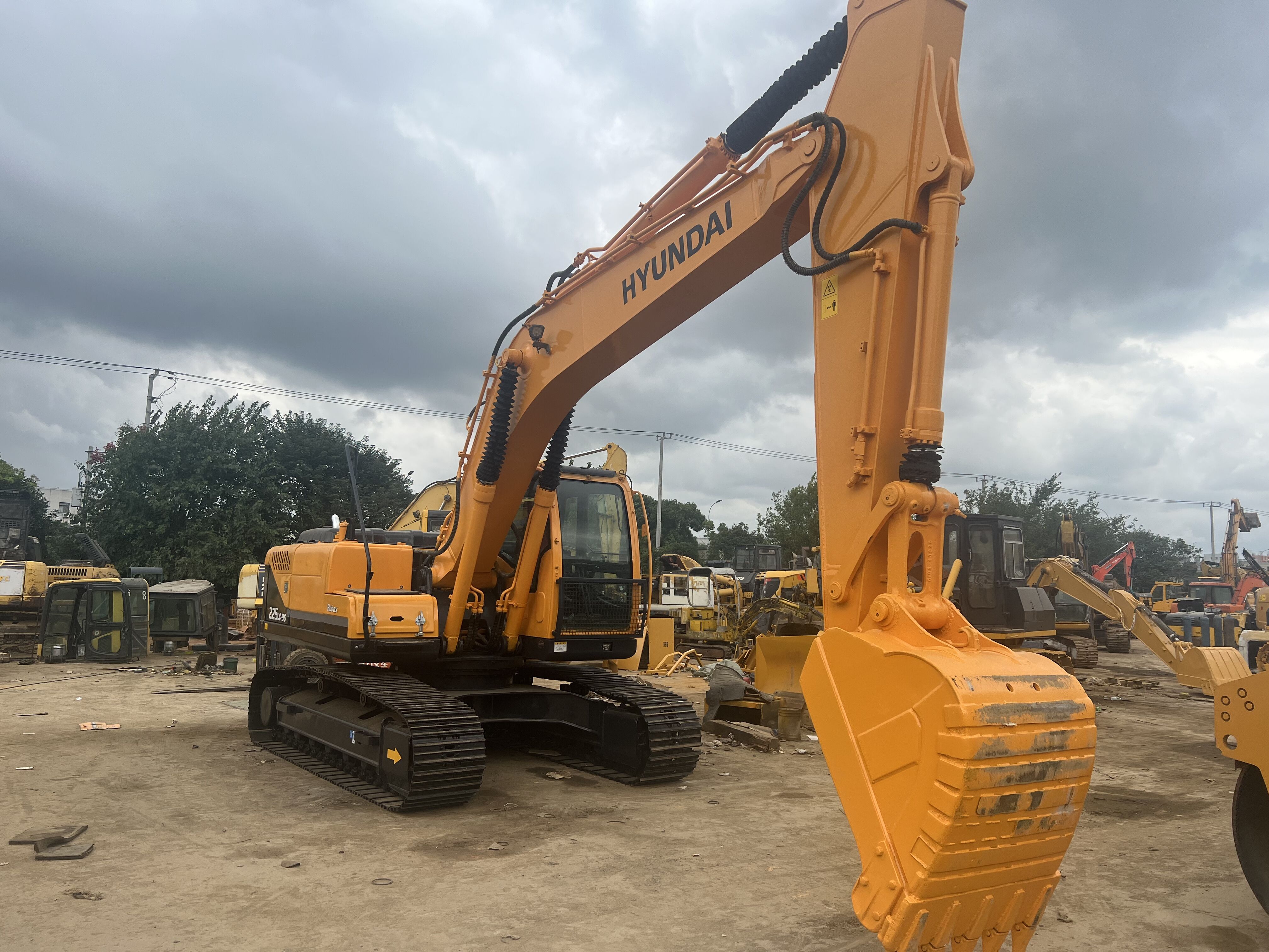 Buy Pre-owned H/yundai 225lc-9s Excavator – Affordable, Well-maintained ...