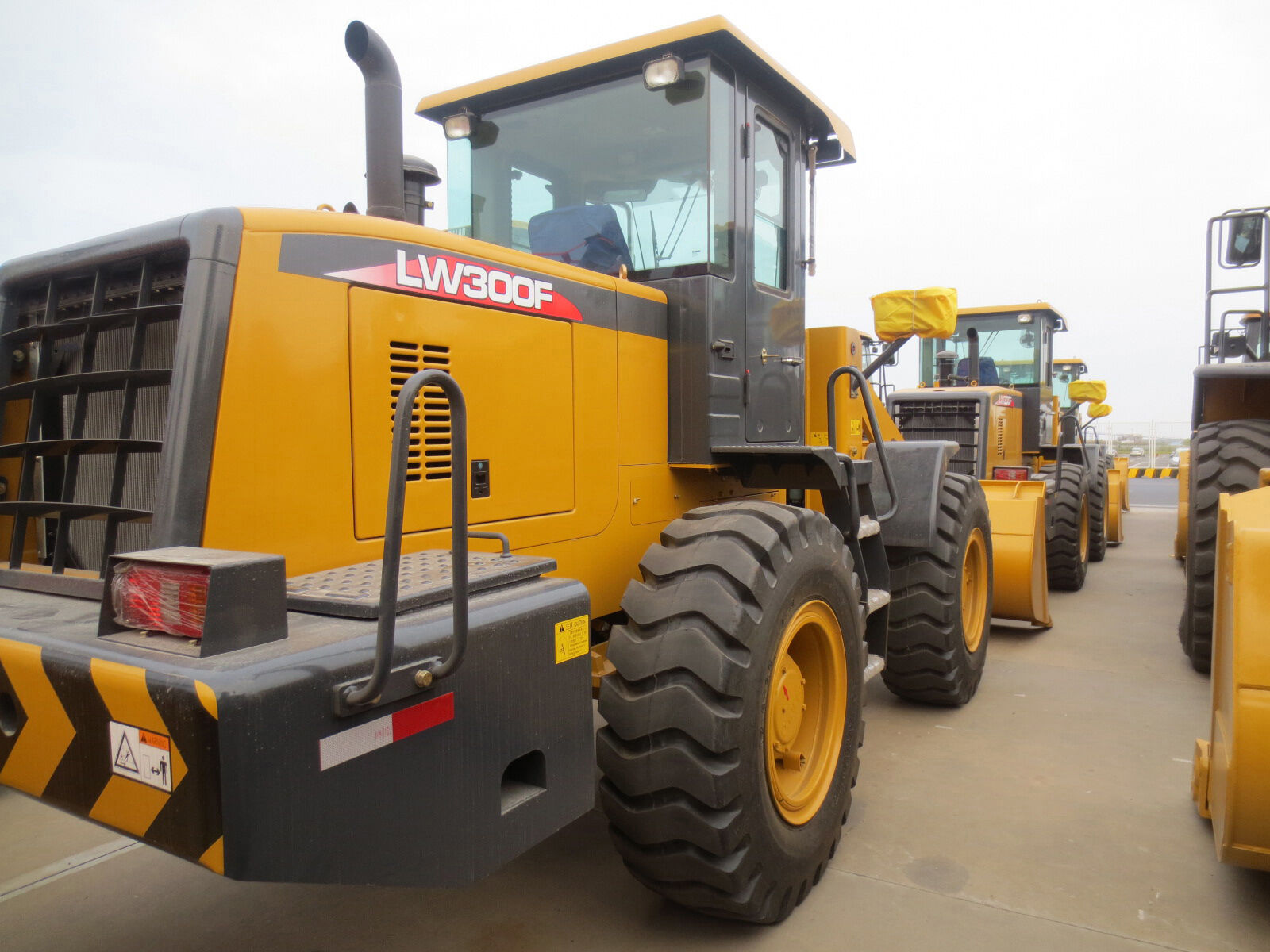 Top Brand 3ton Front Wheel Loader Lw300fn With 1.8cbm Bucket For Sale ...