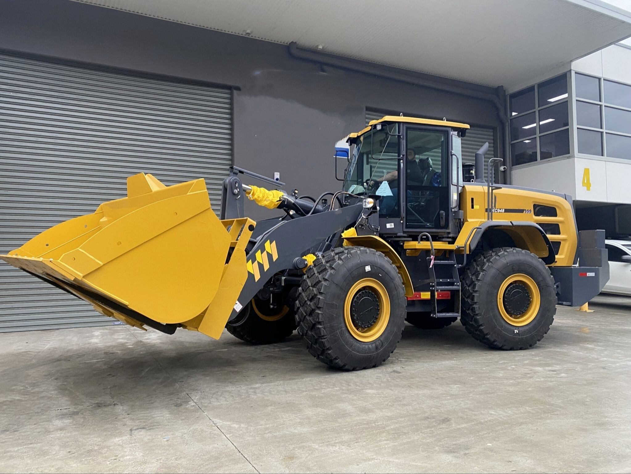 Hydraulic 4.5 Tons Medium Front End Loader Xc948 With 2.4m³ Bucket ...