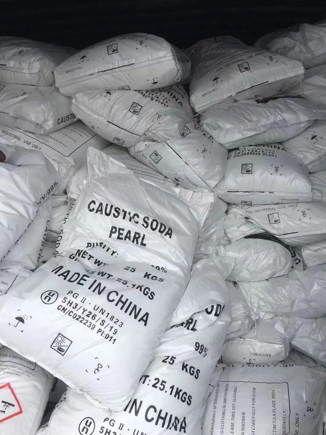 Factory Supply Wholesale White Sodium Hydroxide Caustic Soda Flakes ...
