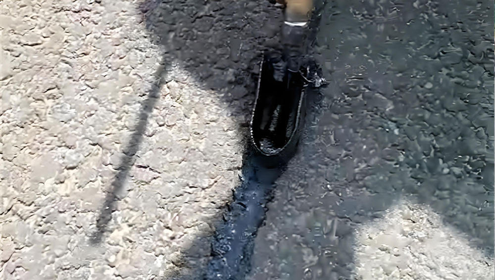 Bitumen Filling Sealant For Asphalt Road Crack Repair - Buy China ...